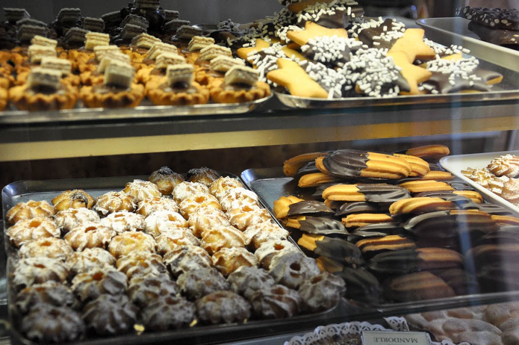 The-2Bdisplay-2Bof-2Ba-2Blocal-2Bpatisserie-252C-2BAsiago-252C-2BVeneto ...